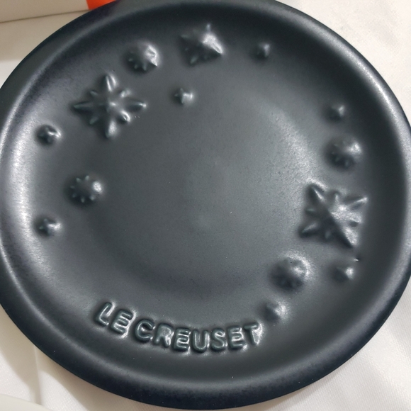 Le Creuset | Kitchen | Nib Le Creuset Mini Star Relief Plate 2cm Round ...